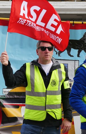 Official Aslef Picket Line Picketers Outside Editorial Stock Photo ...