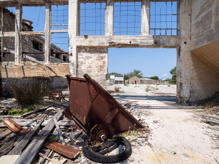 10,000 Derelict building Stock Pictures, Editorial Images and Stock ...
