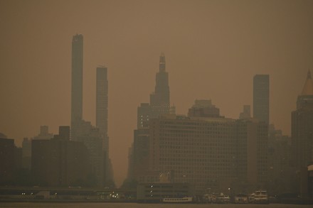 manhattan skyline shrouded smoke canada wildfires Stock Photos ...