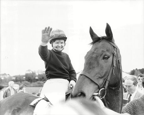 4 Nuns horseracing Stock Pictures, Editorial Images and Stock Photos ...