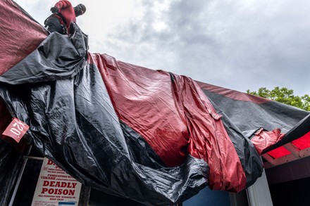 Orkin Pest Control Technician Installs Tent Editorial Stock Photo ...