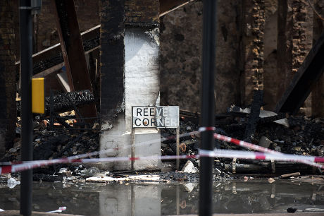 Riots in Croydon, London, Britain - 09 Aug 2011 Stock Pictures ...