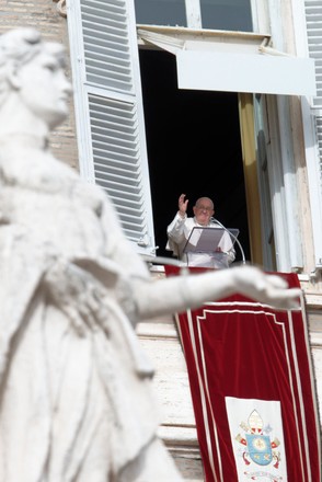 Pope Francis Waving Crowd Window Apostolic Editorial Stock Photo ...