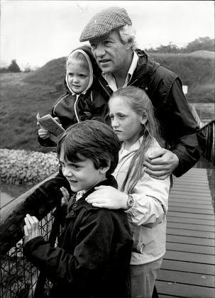 Lord Lichfield His Three Children Alton - Foto de stock de contenido ...