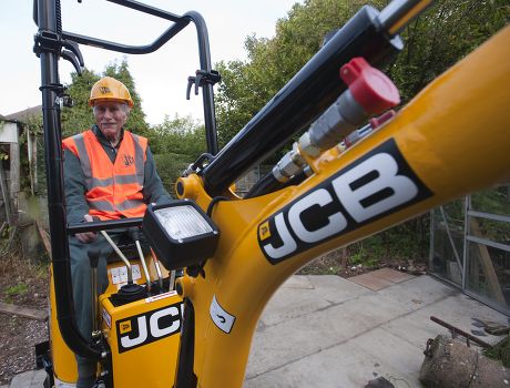 __COUNT__ 92-year-old George Evans, who is Britain's oldest JCB digger ...