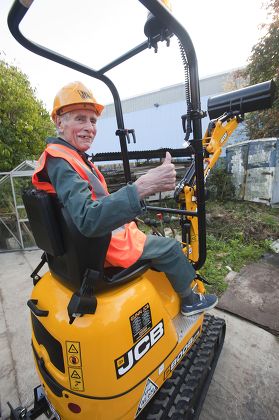 __COUNT__ 92-year-old George Evans, who is Britain's oldest JCB digger ...