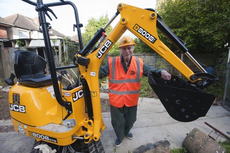 __COUNT__ 92-year-old George Evans, who is Britain's oldest JCB digger ...