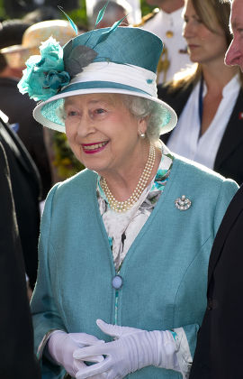 Queen Elizabeth Ii Meets Former Australian Editorial Stock Photo ...