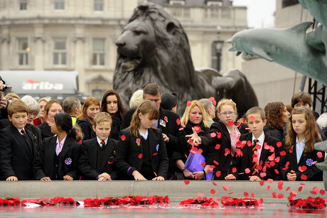 Children Scattering Poppies Trafalgar Square Fountains Editorial Stock ...