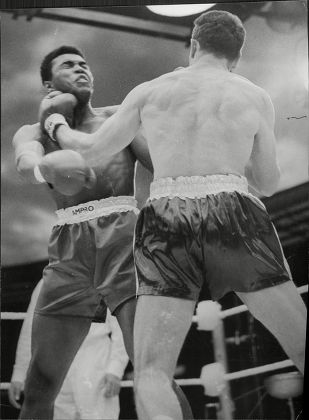 10 Wembley stadium ex former boxer cassius clay boxing fighting ring ...