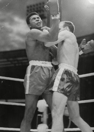 10 Wembley stadium ex former boxer cassius clay boxing fighting ring ...