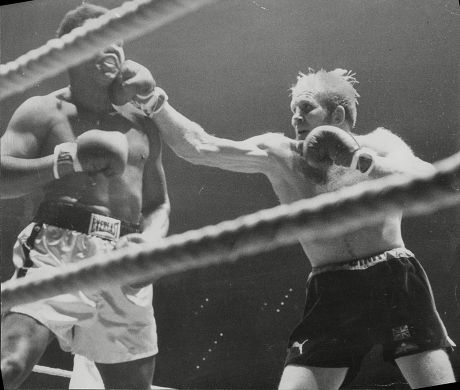 19 Seventies ex former boxer cassius clay boxing fighting ring Stock ...