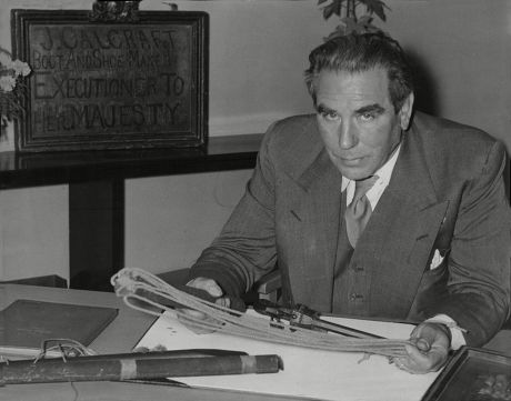 Actor Donald Wolfit Prepares His Murder Editorial Stock Photo - Stock ...