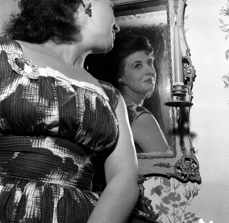 Pat Phoenix at Home - 1960s Stock Pictures, Editorial Images and Stock ...