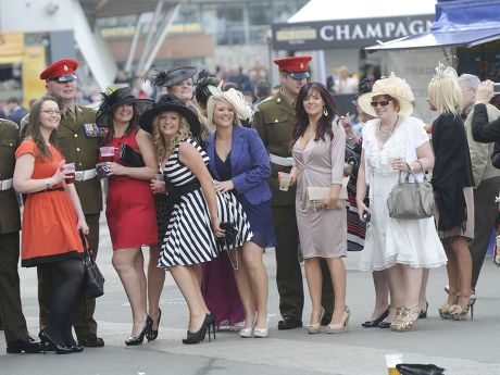 __COUNT__ imágenes de Ladies' Day at Aintree Races, Liverpool, Britain ...