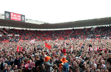 Southampton Fans Storm Pitch Celebrating Promotion Editorial Stock ...