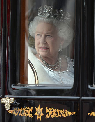 Queen Elizabeth Ii Leaving Buckingham Palace Editorial Stock Photo ...