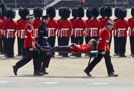 1 Hot fainted fainting collapse collapsed british army soldiers guard ...