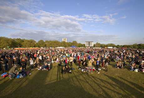 The Queen's Diamond Jubilee, crowds watching concert on giant screens ...