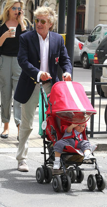 Rod Stewart Wife Penny Lancaster Baby Redaktionelles Stockfoto ...