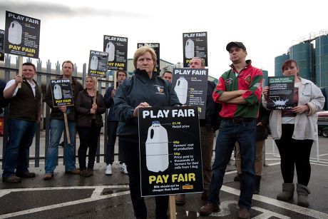 Dairy farmers protest outside Arla Milk Plant, Ashby De La Zouche ...