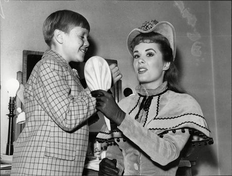 Actress Sally Ann Howes 13yo David 에디토리얼 스톡 사진 - 스톡 이미지 | Shutterstock