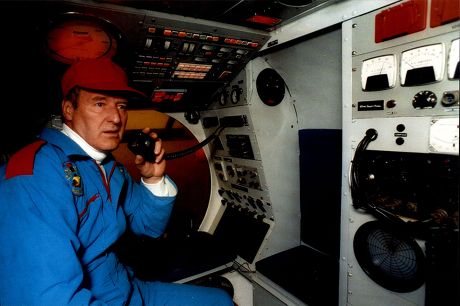 Chief Pilot Gordon Swindells Controls Minisubmarine - Foto de stock de ...