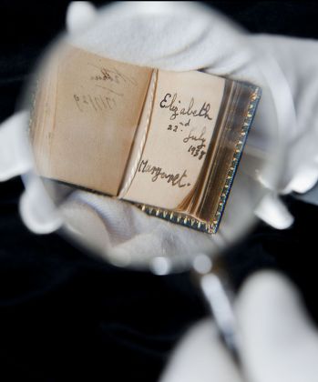 Signatures Princess Elizabeth Princess Margaret Titanias Editorial ...