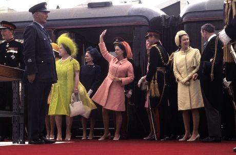 46 Waving royals princess of wales royals prince of wales royals ...