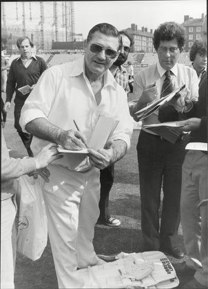 Australian Cricketer Neil Harvey Signing Autographs Editorial Stock ...