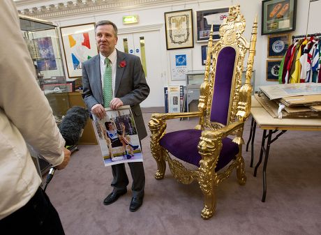 Auctioneer Graham Budd Prepares Wiggins Golden Editorial Stock Photo ...