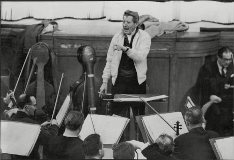 Actor Singer Danny Kaye Conducting London - Foto de stock de contenido ...