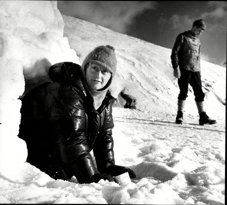 Yvonne Clarke Robert Beighton Build Igloos Editorial Stock Photo ...