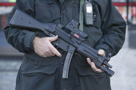 Armed Policeman Outside House Commons London Editorial Stock Photo ...