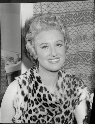 Actress Singer Elizabeth Larner Elizabeth Larner Editorial Stock Photo ...