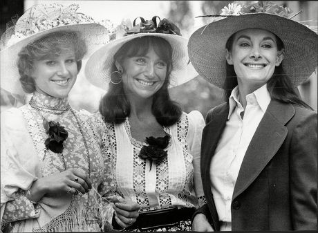 fotos de Actress Jean Marsh Right Julia Goodman Foto stock editorial ...
