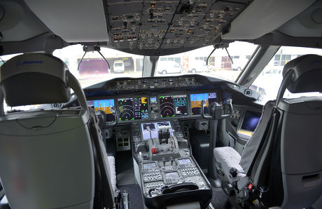 Qatar Dreamliner Boeing 787 Cockpit Interior Editorial Stock Photo ...