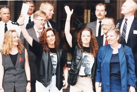 Sisters Lisa Taylor Left Michelle Taylor: foto stock editoriale ...