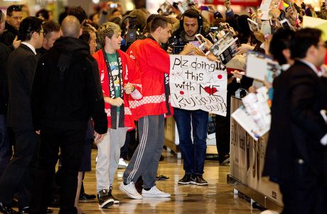 __COUNT__ One Direction arrive at Narita International Airport, Tokyo ...