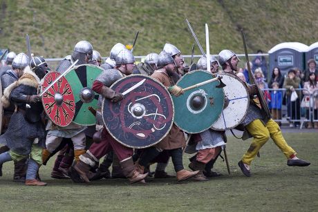 14 History historical fight battle vikings attack sword armour mace ...