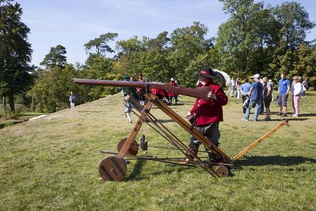 250 Loading a gun Stock Pictures, Editorial Images and Stock Photos ...
