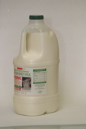 4 Container of milk bottles Stockbilder, redaktionelle Bilder und ...