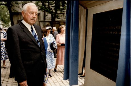 London Statues Eric Barnard Memorial St Editorial Stock Photo - Stock ...