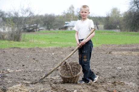 250 Digging earth Stock Pictures, Editorial Images and Stock Photos ...
