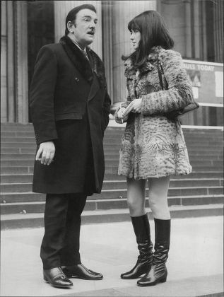 500 Hairdressing 1960s Stock Pictures, Editorial Images and Stock ...