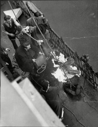 Escapology Act Showing Escapologist James Crossini Editorial Stock ...