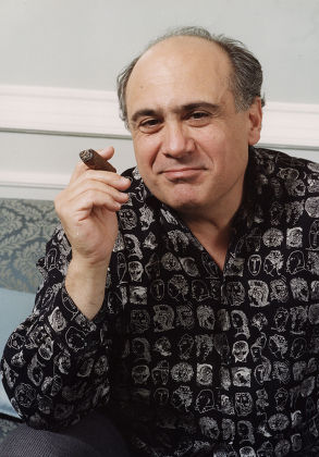 Actor Danny Devito Smoking Cigar Redaktionelles Stockfoto – Stockbild ...