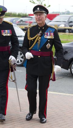 imágenes de Prince Charles presents new colours to the Mercian Regiment ...