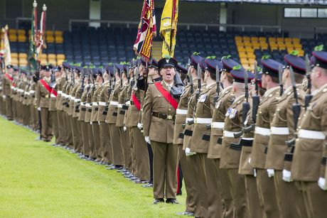 imágenes de Prince Charles presents new colours to the Mercian Regiment ...