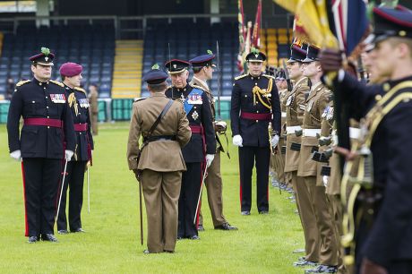 imágenes de Prince Charles presents new colours to the Mercian Regiment ...